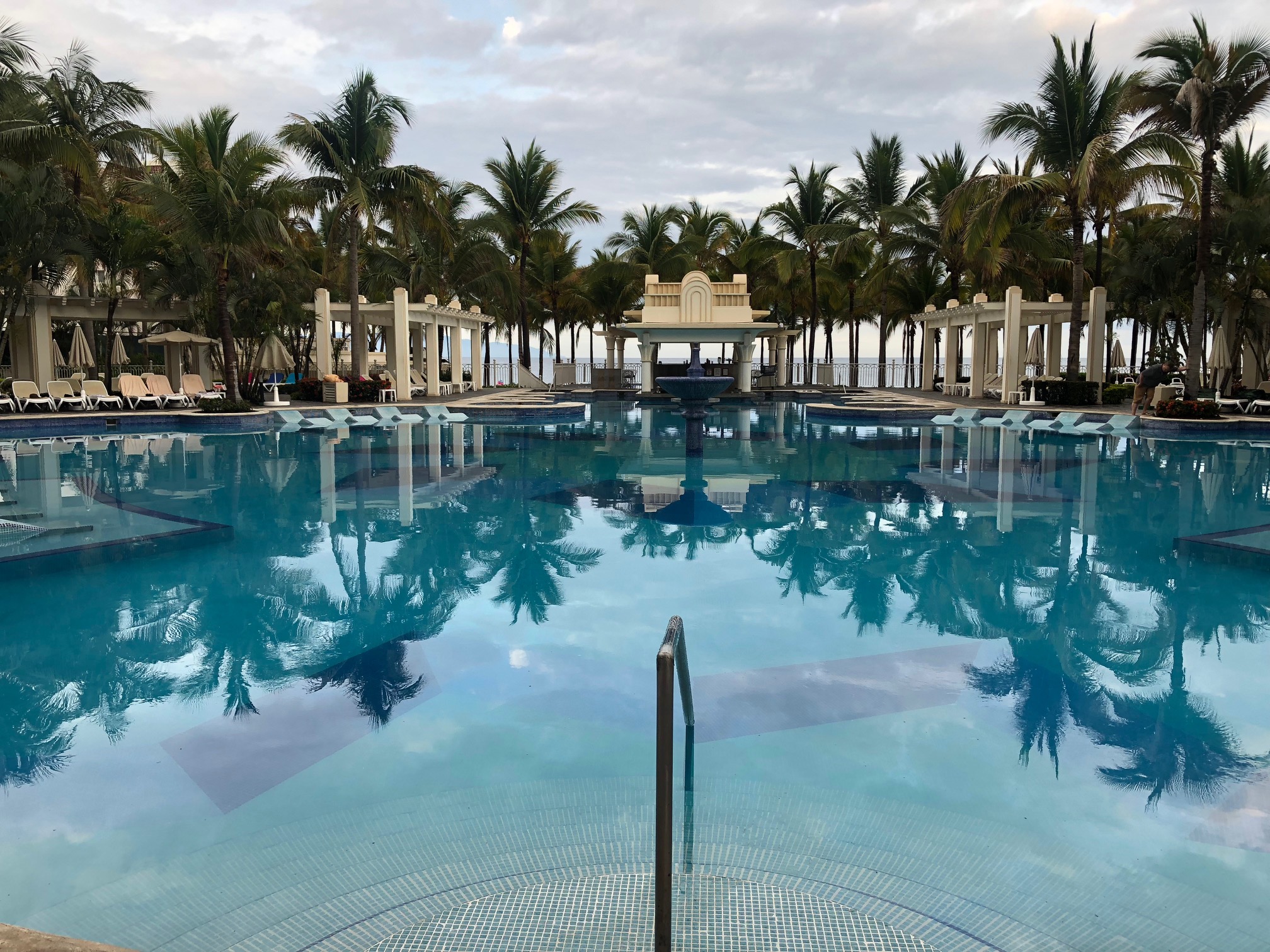 Resort Review – Riu Puerto Vallarta – Dressed to the Nineties